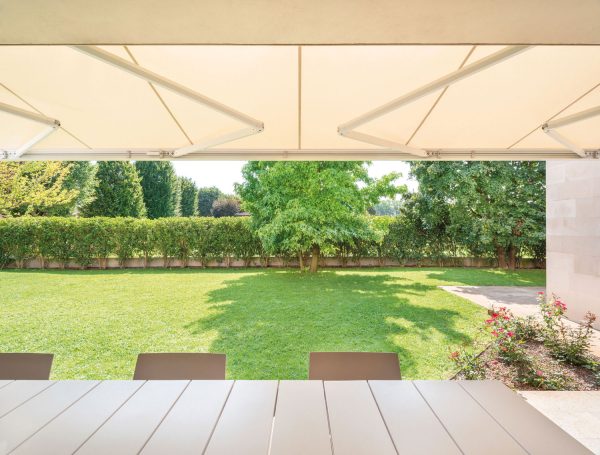 Segno di Gibus, la tenda a bracci minimalista - Guidafinestra