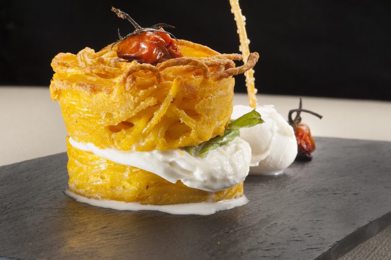 La frittata di pasta: ricetta, storia, varianti del piatto napoletano