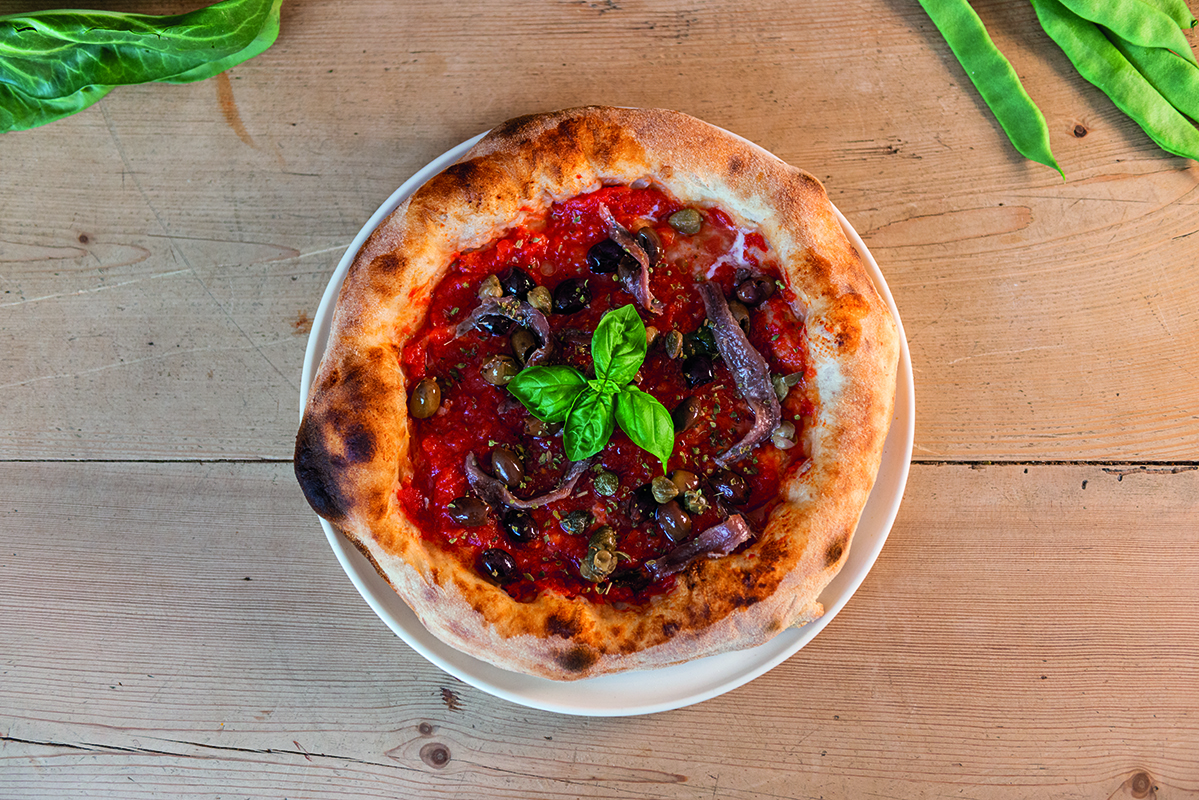 Pizza Marinara con acciughe, capperi e olive: la ricetta